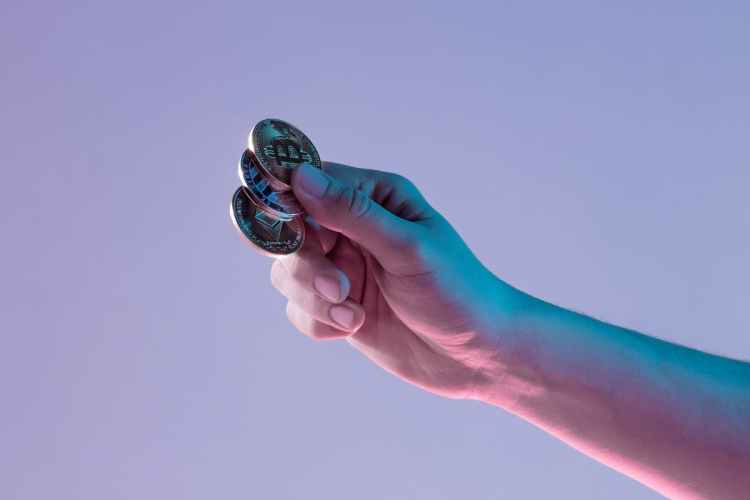 Hold coin là gì? 3 đồng coin nên hold dài hạn năm 2026